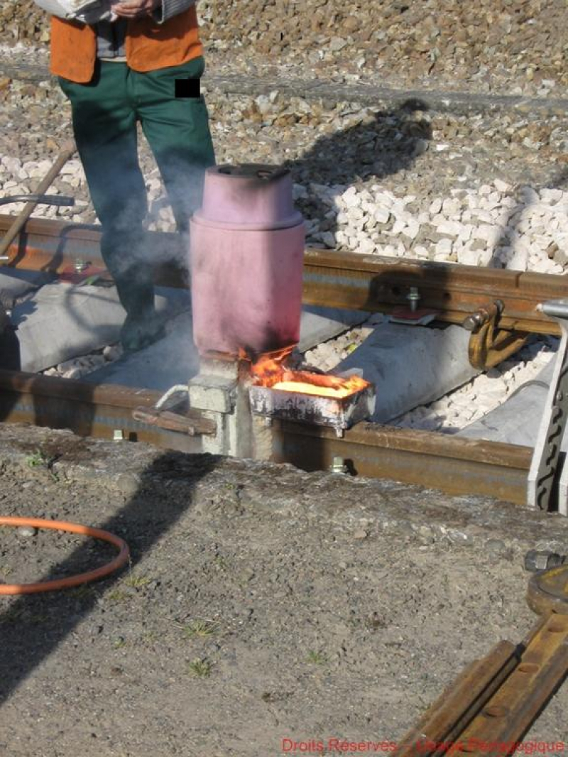 J'observe la soudure aluminothermique sur une voie ferrée – Zoom ...